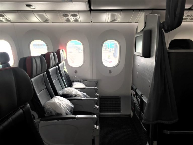 Review: American Airlines Boeing 787 Main Cabin Extra - TravelUpdate