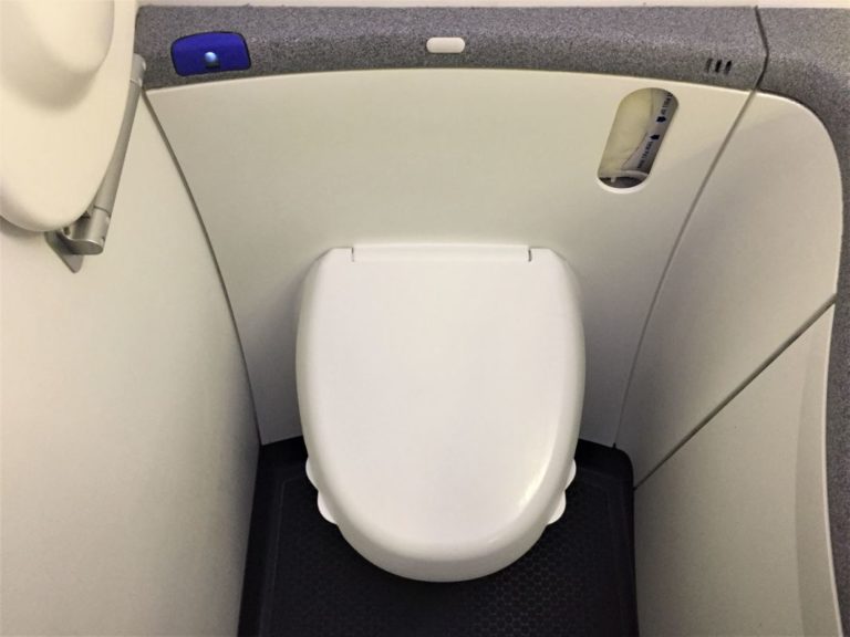 Review: American Airlines Boeing 787 Main Cabin Extra - TravelUpdate