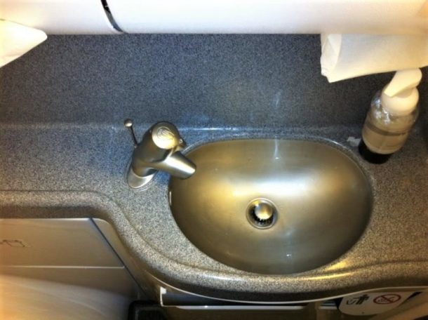 Review: American Airlines 737 First Class on a dinner flight from ...
