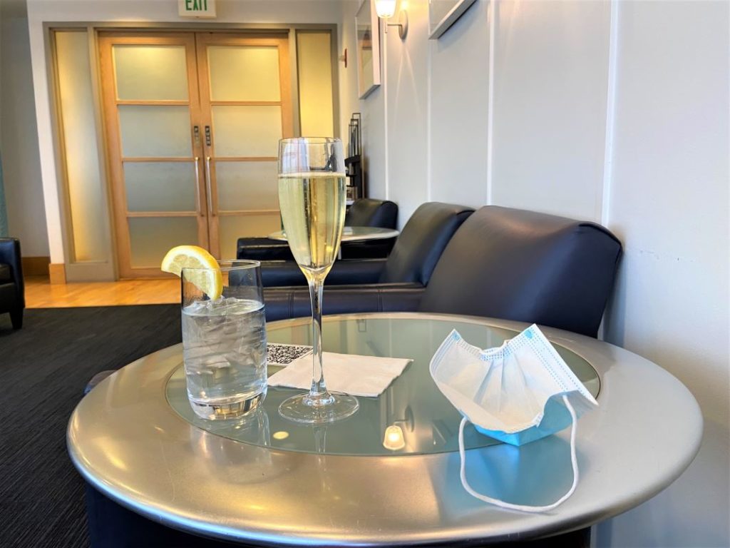 Review: The laughably basic British Airways first class lounge in ...