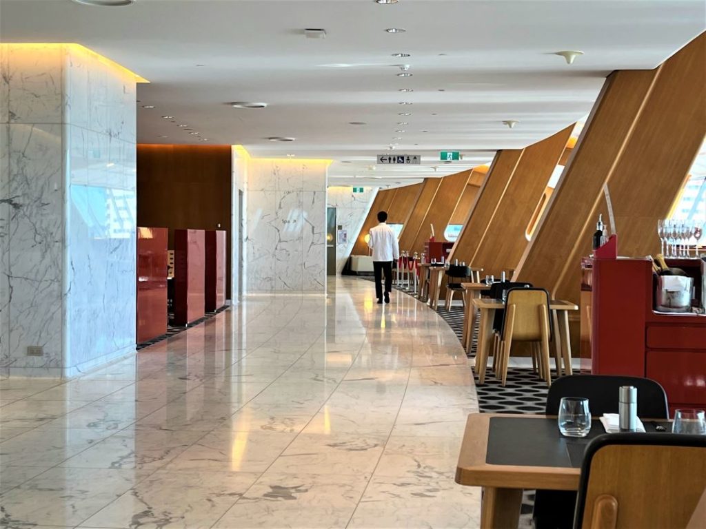 What's breakfast like in the stylish Qantas International First Class ...