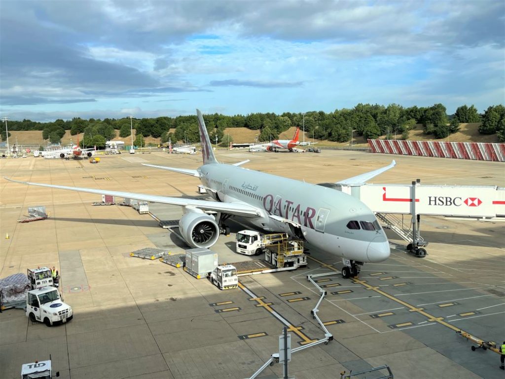 Review: Flying Qatar Airways Boeing 787 business class from Gatwick to ...