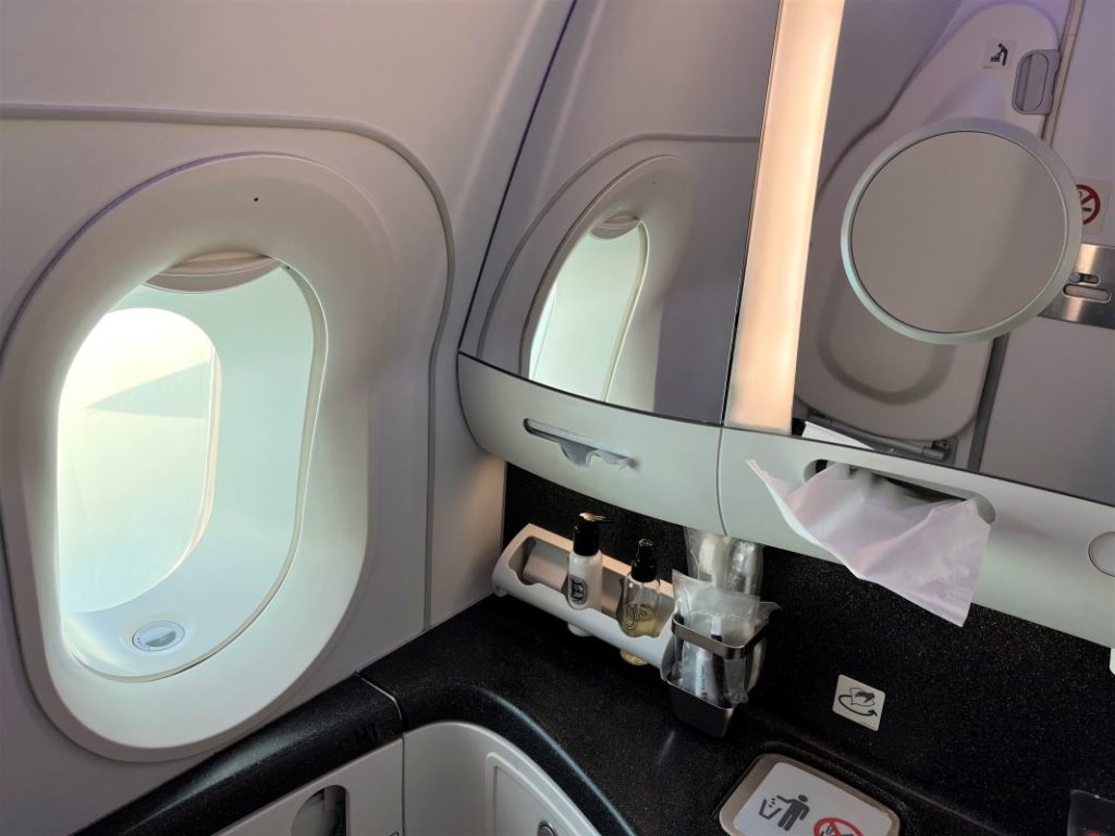 Review: Flying Qatar Airways Boeing 787 business class from Gatwick to ...