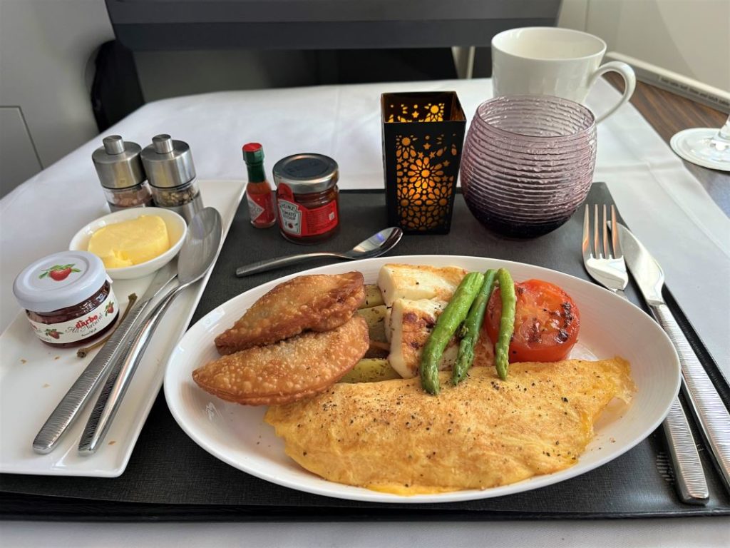 Review: Flying Qatar Airways Boeing 787 business class from Gatwick to ...