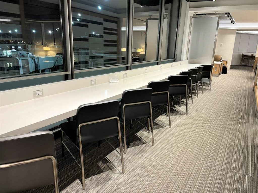 Who wants a peek in the American Airlines Flagship Lounge in Chicago ...