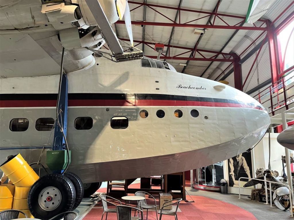 What's it like inside a vintage Ansett Short Sandringham flying boat ...