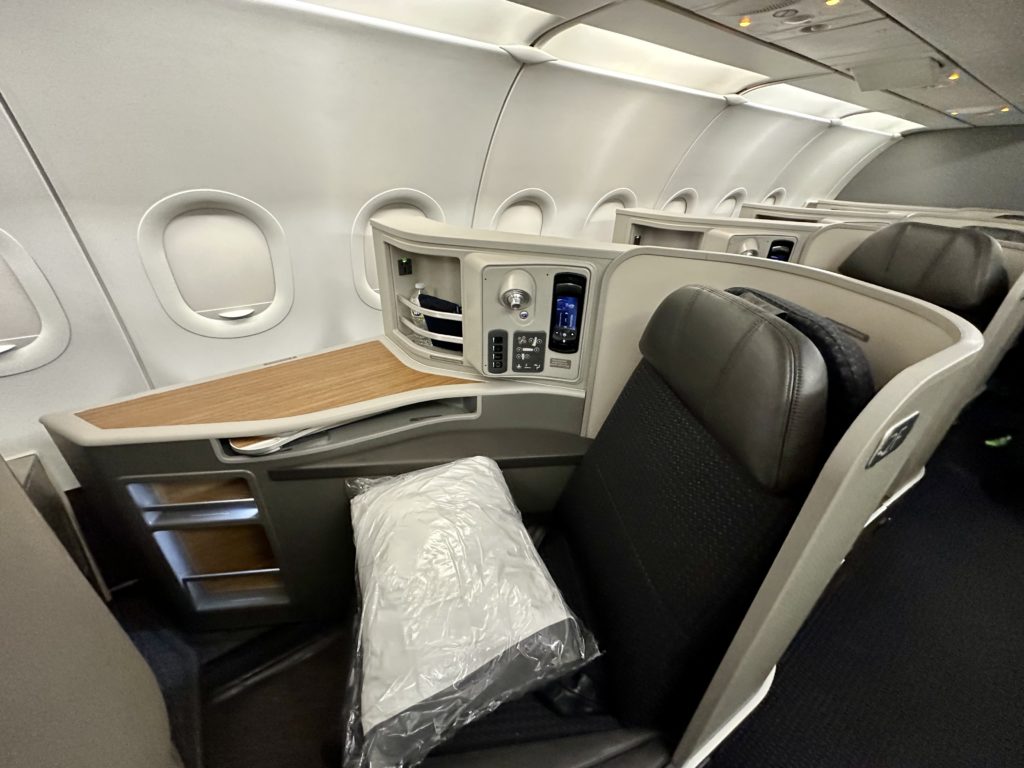 Review: American Airlines Flagship First A321T JFK-LAX - TravelUpdate