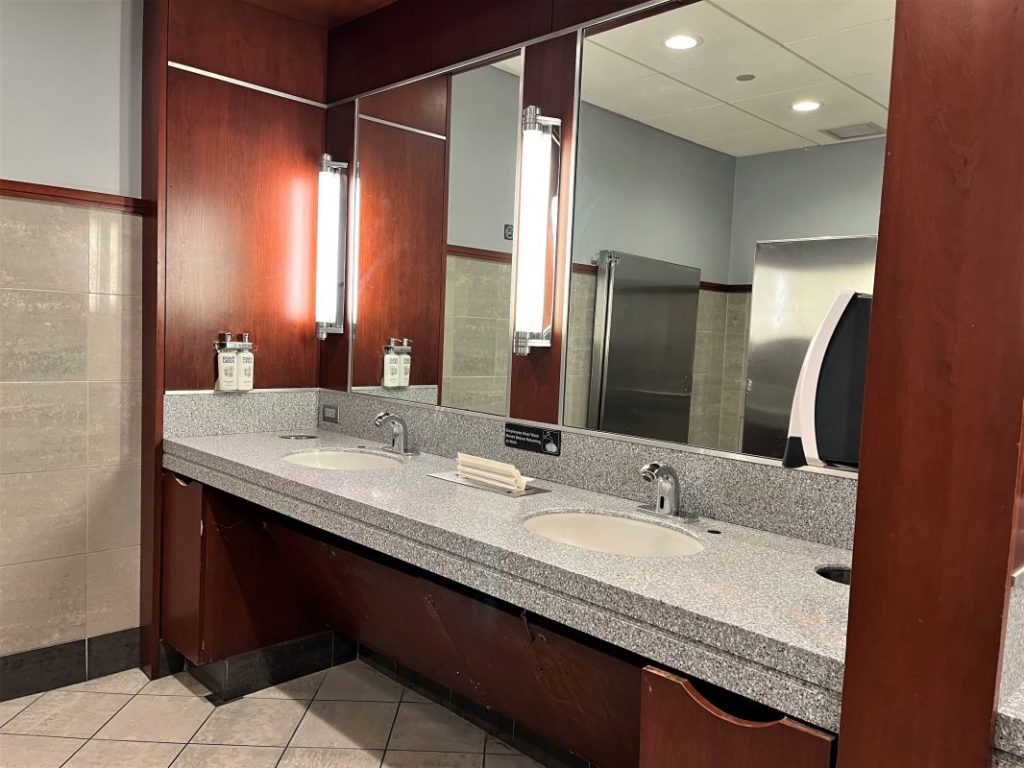 Review: American Airlines Admirals Club Philadelphia Terminal F ...