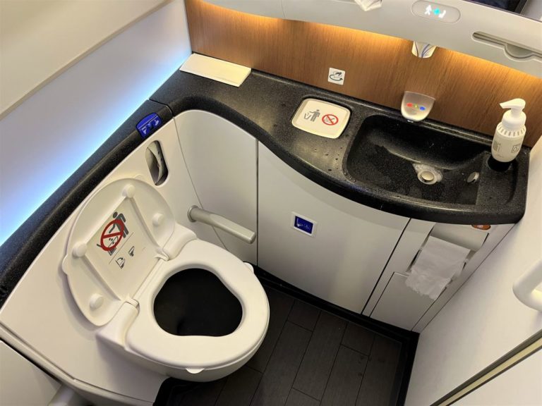 Review: American Airlines' surprisingly good Premium Economy - TravelUpdate