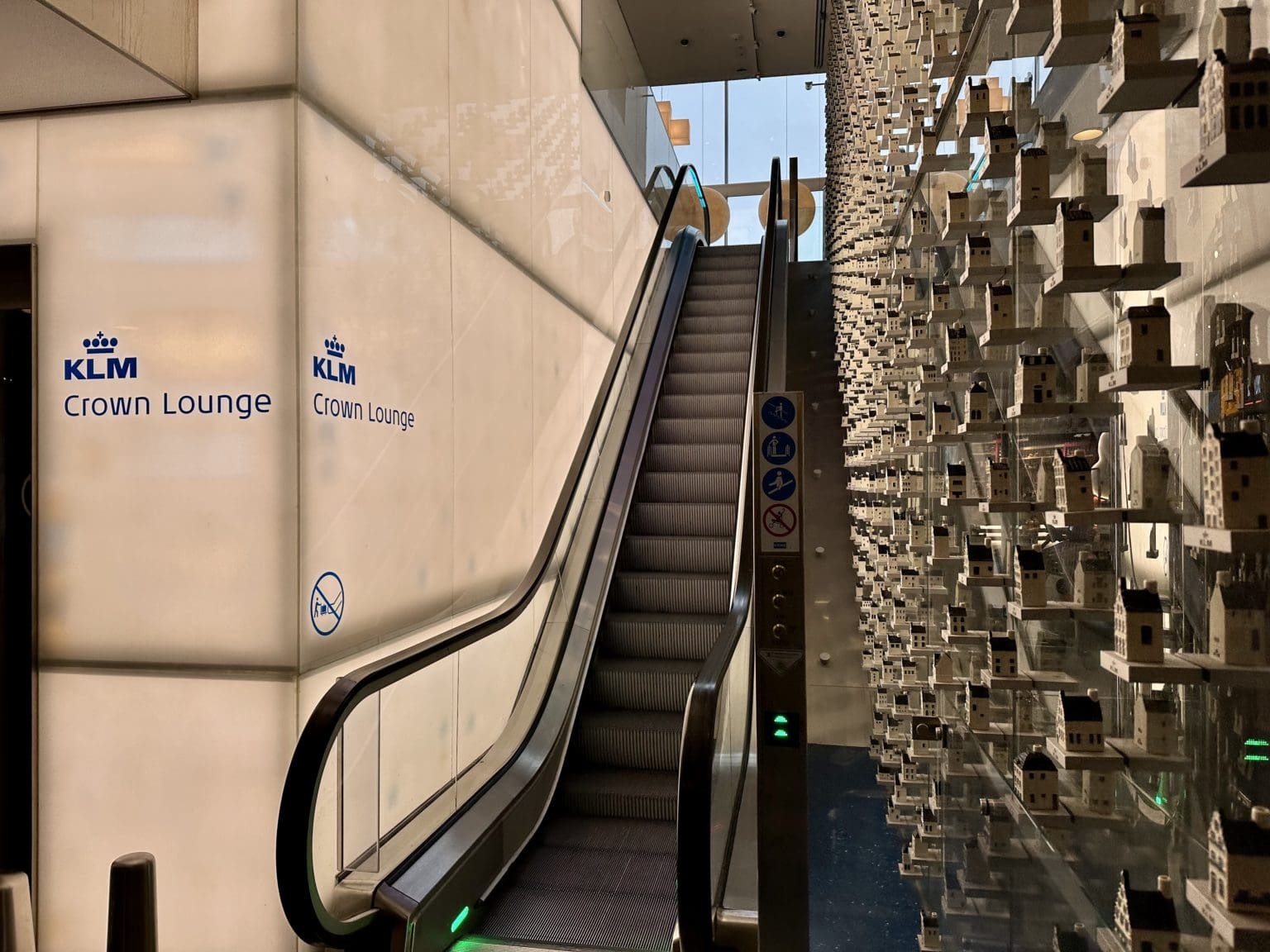 Review: Huge KLM Crown Lounge 52 Amsterdam (Non-Schengen) - TravelUpdate