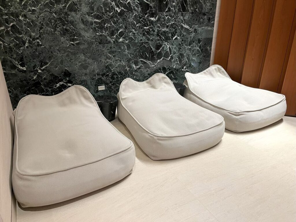 What is the jacuzzi in Qatar Airways' Al Safwa Lounge like? - TravelUpdate