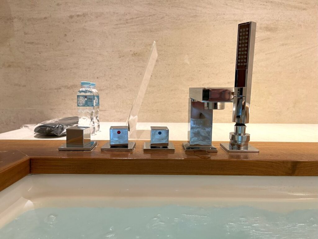 What is the jacuzzi in Qatar Airways' Al Safwa Lounge like? - TravelUpdate