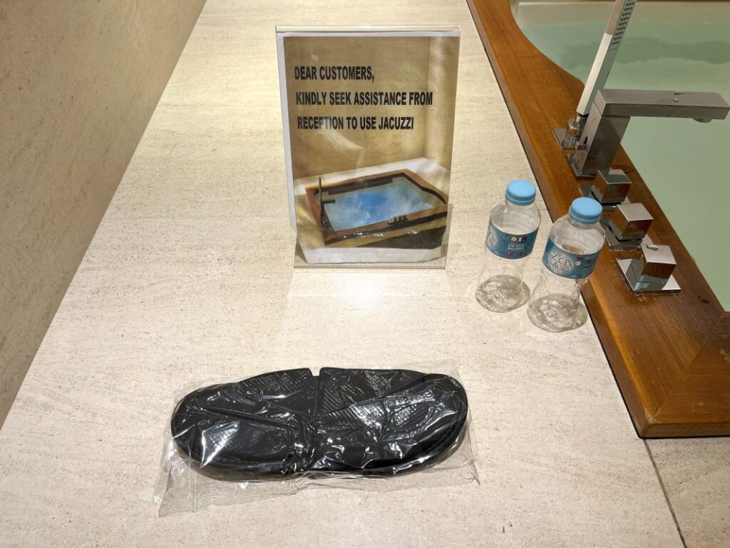 What is the jacuzzi in Qatar Airways' Al Safwa Lounge like? - TravelUpdate