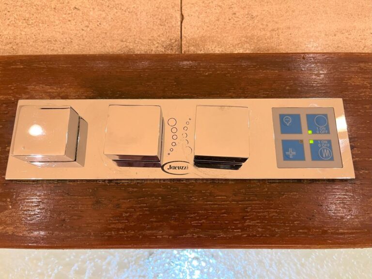 What is the jacuzzi in Qatar Airways' Al Safwa Lounge like? - TravelUpdate