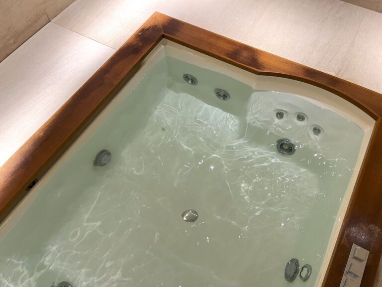 What is the jacuzzi in Qatar Airways' Al Safwa Lounge like? - TravelUpdate