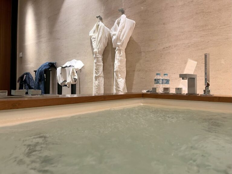 What is the jacuzzi in Qatar Airways' Al Safwa Lounge like? - TravelUpdate