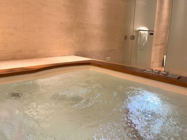 What is the jacuzzi in Qatar Airways' Al Safwa Lounge like? - TravelUpdate