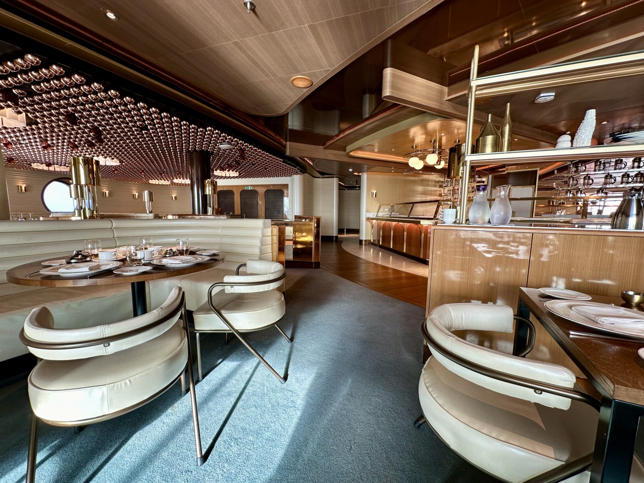 What is the jacuzzi in Qatar Airways' Al Safwa Lounge like? - TravelUpdate