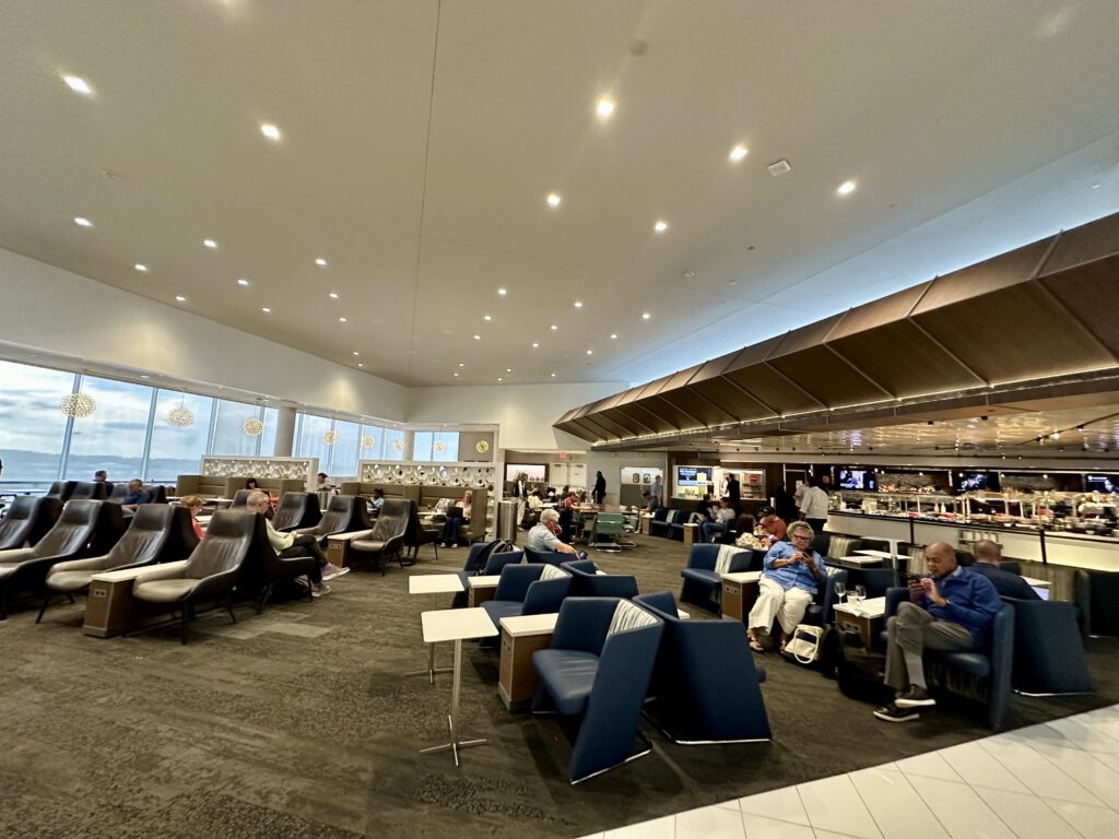 Review: Delta Atlanta Sky Club Concourse B - TravelUpdate