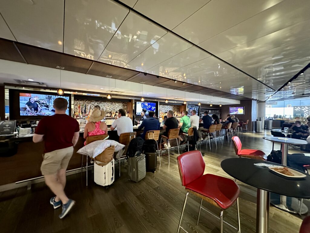 Review: Delta Atlanta Sky Club Concourse B - TravelUpdate