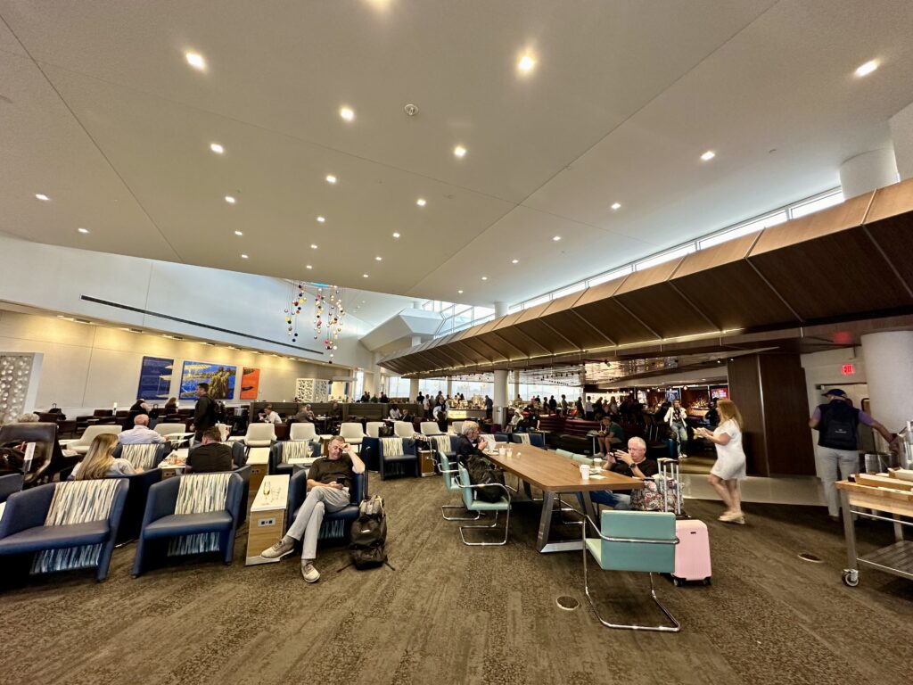 Review: Delta Atlanta Sky Club Concourse B - TravelUpdate