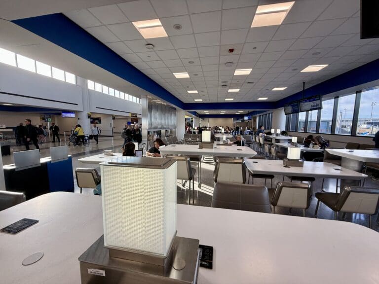 Review: United Embraer 170 First Class Newark (EWR) to Indianapolis ...