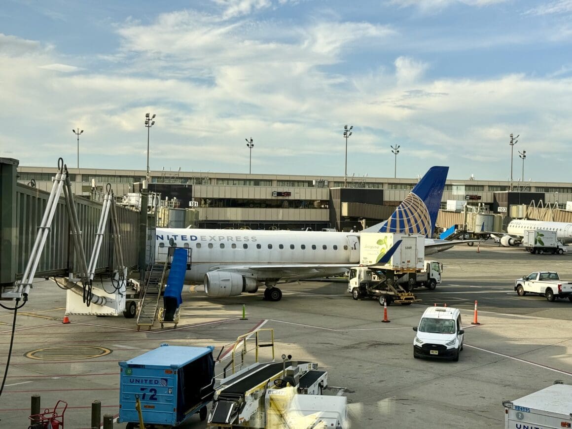 Review: United Embraer 170 First Class Newark (EWR) to Indianapolis ...
