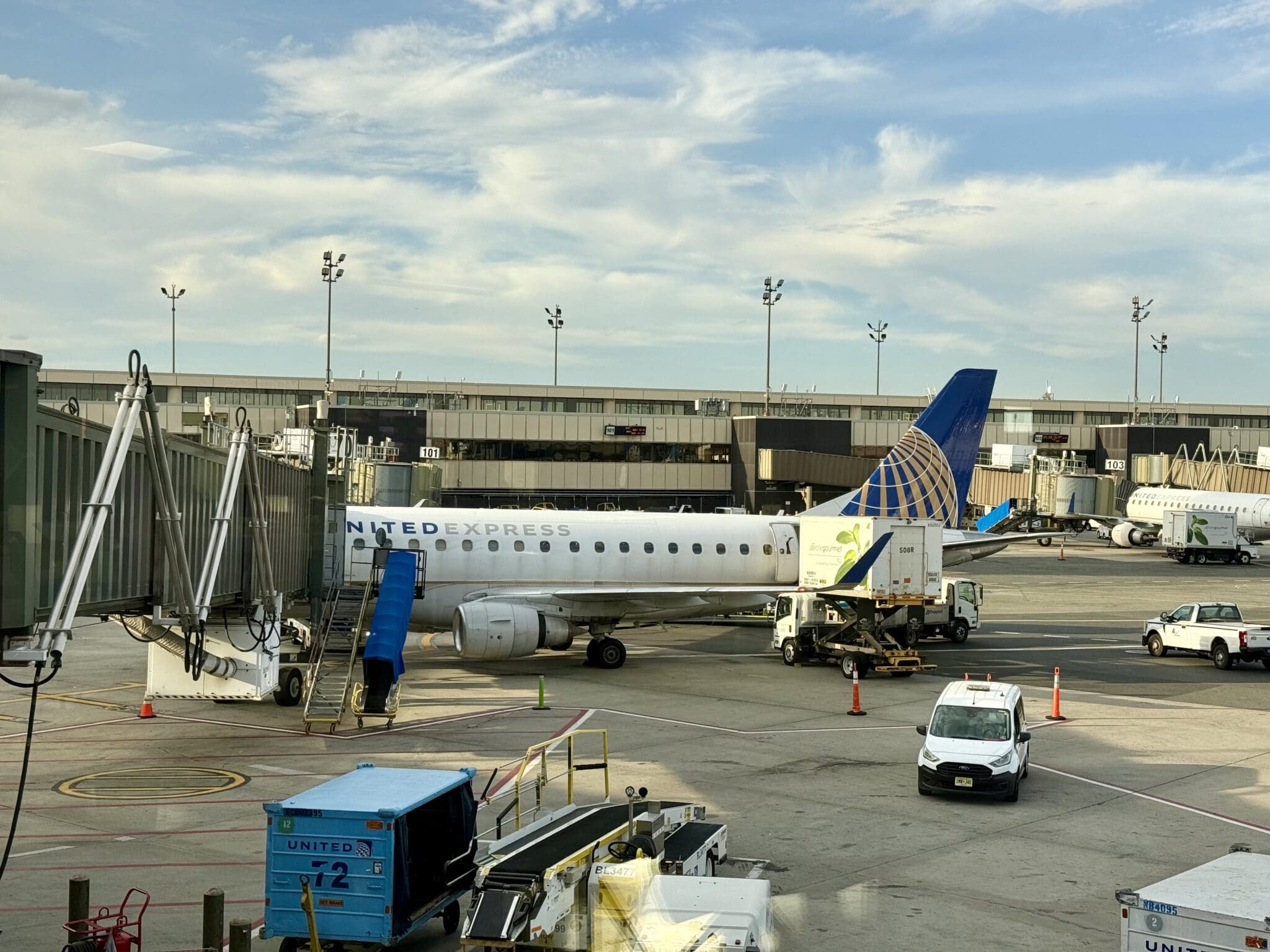 Review: United Embraer 170 First Class Newark (EWR) to Indianapolis ...