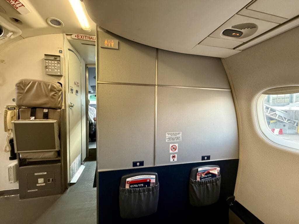 Review: United Embraer 170 First Class Newark (EWR) to Indianapolis ...