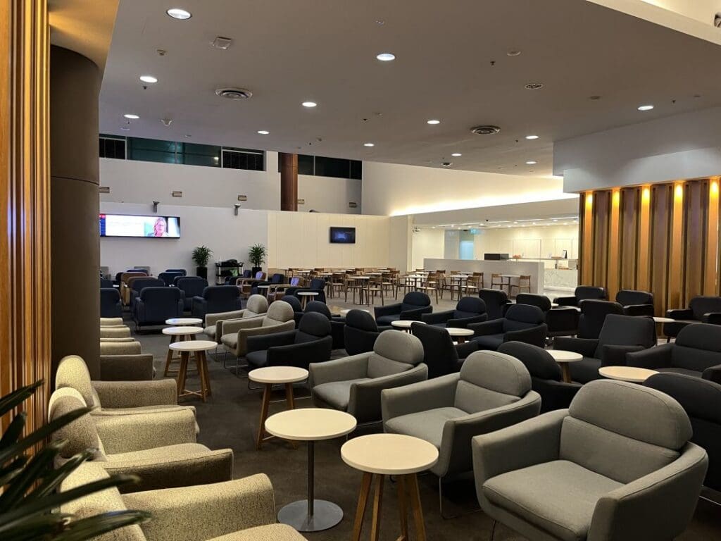 Who wants a tour of the Qantas Sydney Domestic T3 Business Lounge ...